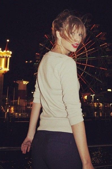 Chat with Taylor Swift, Friendly Queen of Spades | female